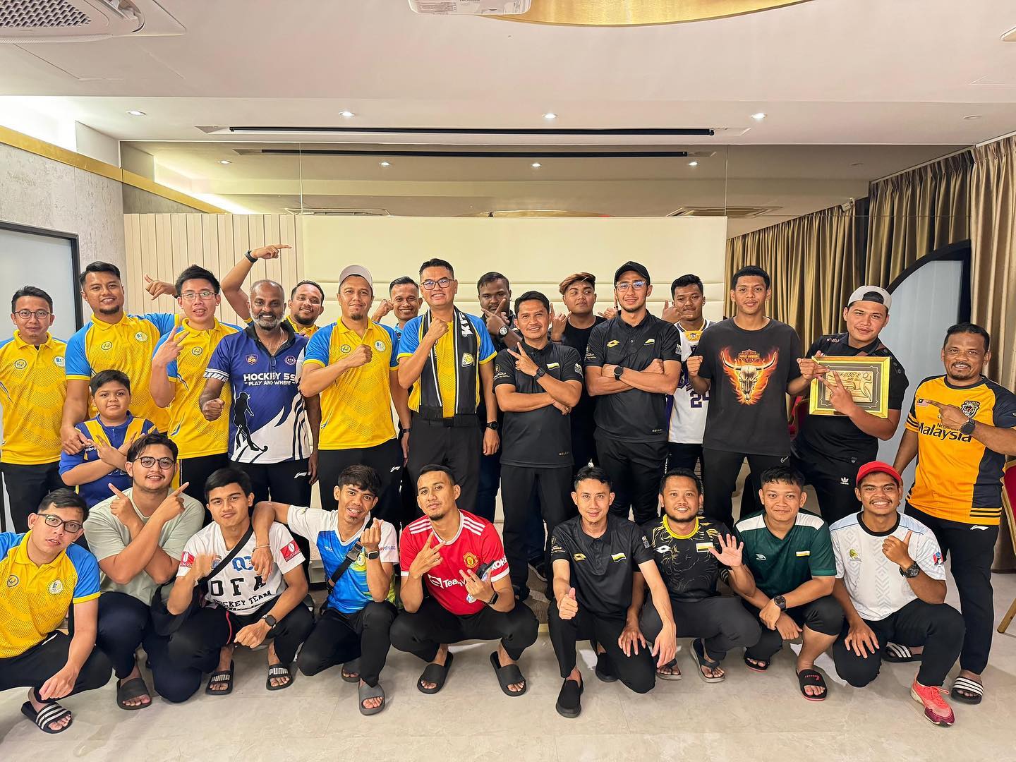 Perlawanan Persahabatan Bola Sepak di antara MSN Perak dan MSN Pulau ...