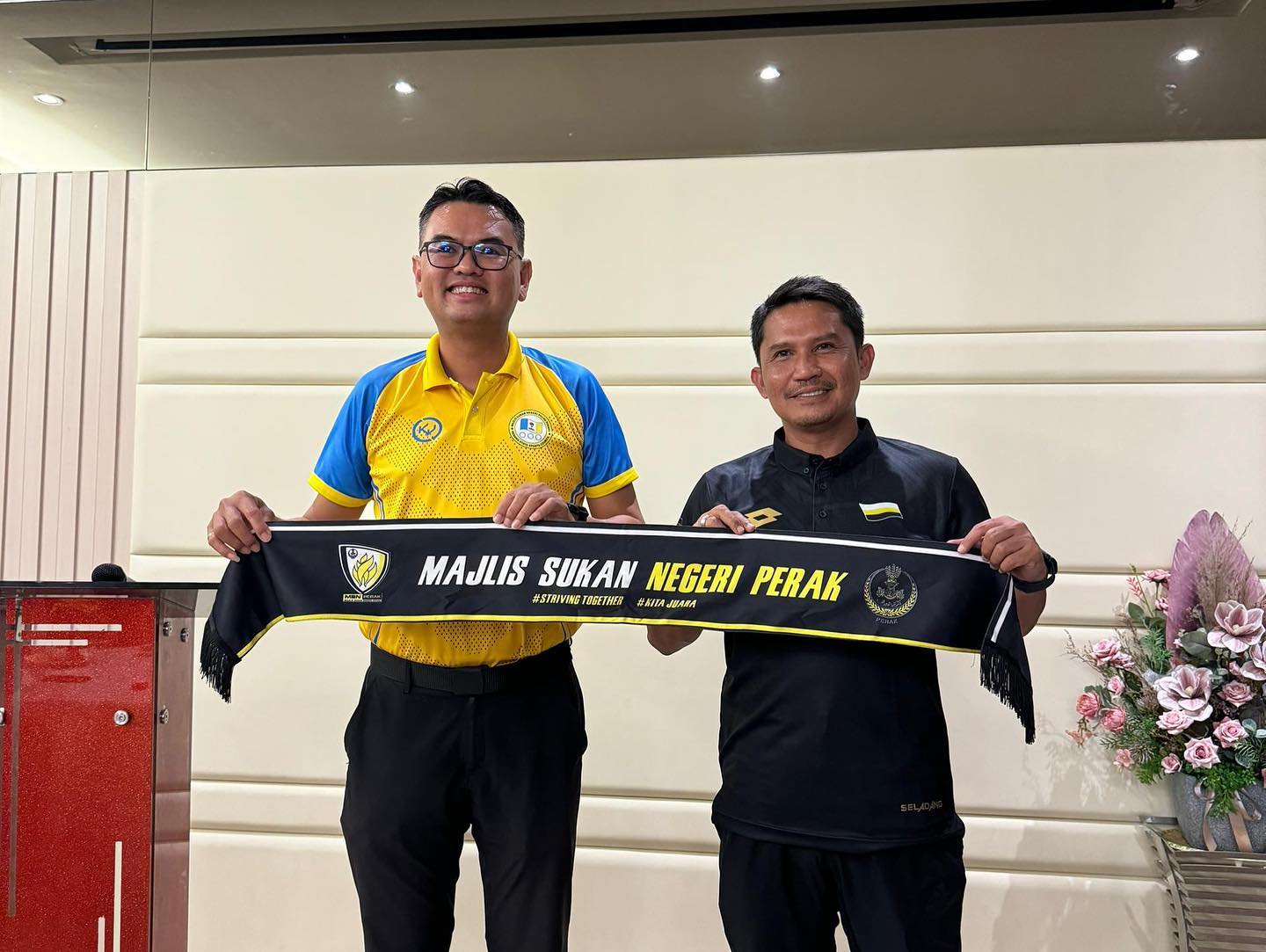 Perlawanan Persahabatan Bola Sepak di antara MSN Perak dan MSN Pulau ...